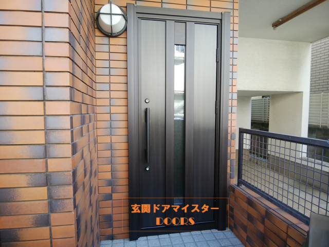 塗装が傷んだ木製の玄関ドアを木目調のドアでリフォーム【YKKAPドアリモC07】杉並区の工事事例 | 玄関ドア・窓リフォーム 全国1位の技術と価格 | 玄関ドアマイスター