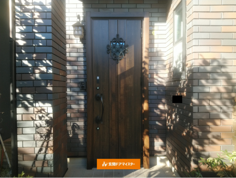 植栽とのバランスがハイセンスなアンティークオークのドア【LIXILリシェントD77型防火】 | 玄関ドア・窓リフォーム 全国1位の技術と価格 ...