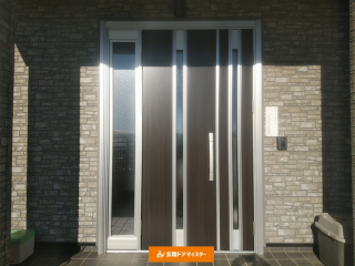 両袖のドアを袖付き親子のドアに。高級感の違いをご覧ください【YKKAPドアリモF03】つくば市の事例 | 玄関ドア・窓リフォーム 全国1位の技術と価格 | 玄関ドアマイスター