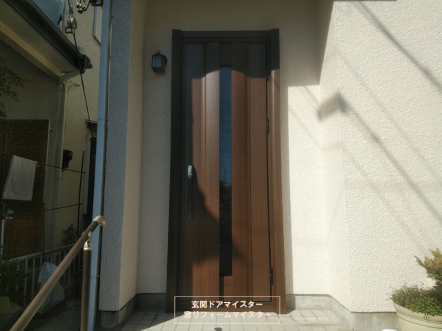 1日で風が通せる断熱ドアにリフォーム！高級感があるドアになりました【YKKAPドアリモC04T】越谷市の事例