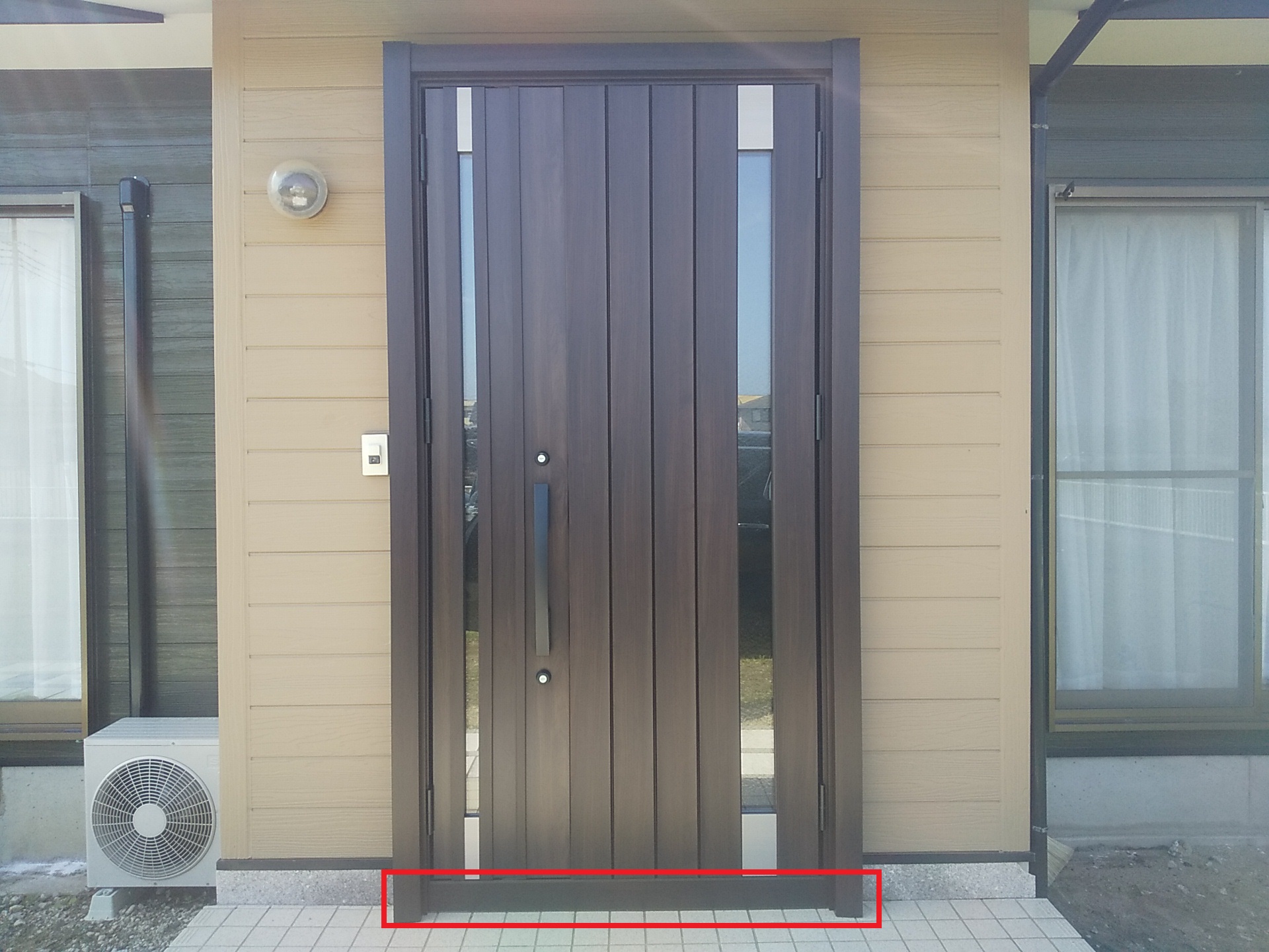 下枠幅木はなぜ取り付ける？【LIXILリシェントP77】ひたちなか市の工事事例 | 玄関ドア・窓リフォーム 全国1位の技術と価格 | 玄関ドアマイスター