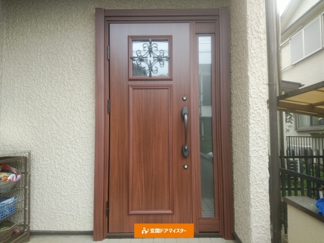 木製の玄関ドアが傷んでしまったら、断熱タイプのドアリモでリフォームできます【YKKAPドアリモE03】流山市の事例 | 玄関ドア・窓リフォーム 全国1位の技術と価格 | 玄関ドアマイスター