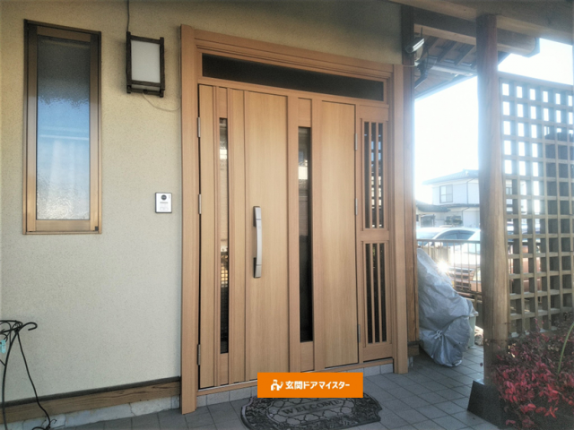 玄関ドアを和風にリフォームする方法とは？純和風VS和モダン | 玄関ドア・窓リフォーム 全国1位の技術と価格 | 玄関ドアマイスター