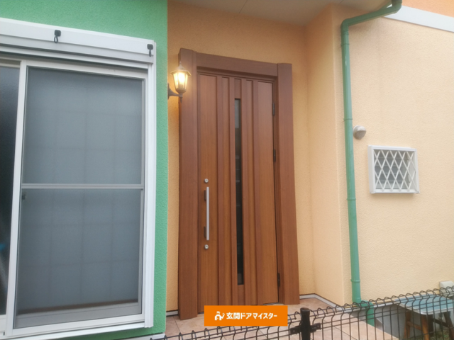 木目調の断熱ドアにリフォーム。換気もできるドアです【YKKAPドアリモN07T】流山市の事例