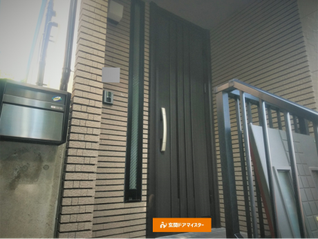 種明かししますと、低価格の理由は全国トップレベルの仕入れ量です【YKKAPドアリモC03】文京区の事例 | 玄関ドア・窓リフォーム 全国1位の技術と価格 | 玄関ドアマイスター