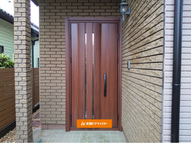 タイル外壁にマッチしたダージリンウォールナットのドア【YKKAPドアリモC05】ふじみ野市の工事事例 | 玄関ドア・窓リフォーム 全国1位の技術と価格 | 玄関ドアマイスター