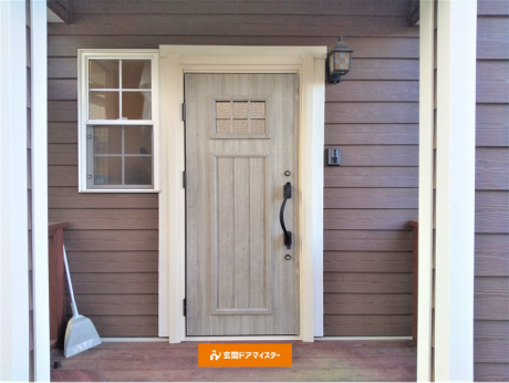 輸入の木製ドアのリフォームにはこんなドアがお似合いです【YKKAPドアリモE01】牛久市の事例